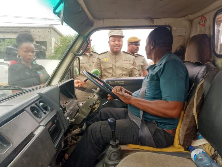 Comandante da PRM em Nampula sensibiliza automobilistas ao longo da EN1 ...