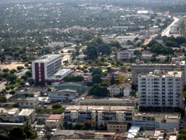 Roubam 2 milhões e baleiam segurança na entrada do Nedbank em Nampula ...